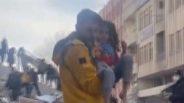 Bir kadın ile çocuk depremden 102 saat sonra enkazdan kurtarıldı