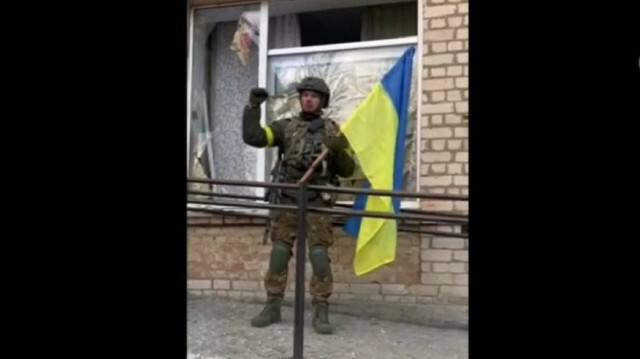 Ukrainian soldier raise flag in liberated village in Kherson | Europe